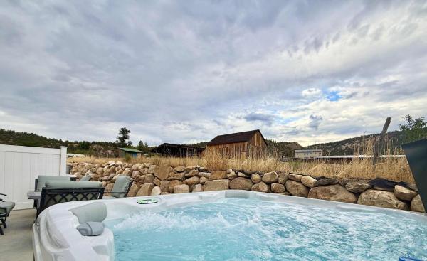 Entire Duplex Near Zion With 2 Hot Tubs Sleeps 9 - Orderville, UT