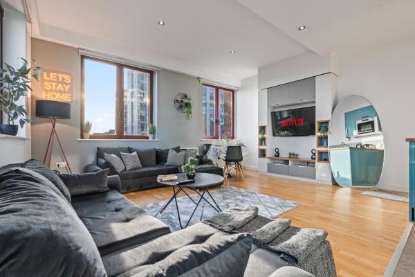 Leeds Elegant Central Flat - Sleeps 8 - Highrise View City Centre - Leeds