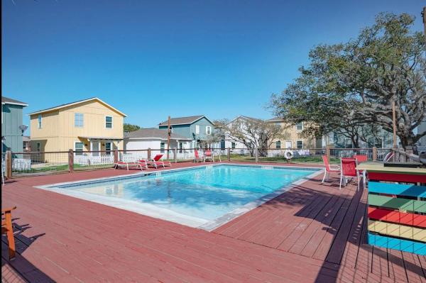 The Rockport Retreat Pool Access - Bayside, TX