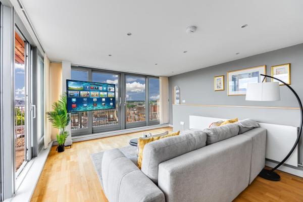 Central Lux Penthouse With Balcony, Terrace & Prking - Bedford