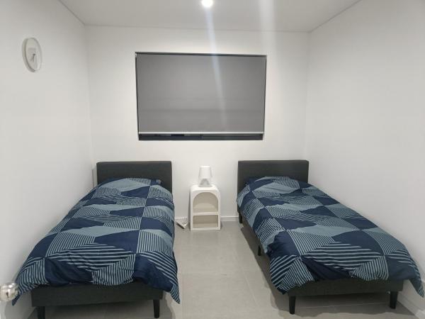 Twin Room In Modern And Spacious House - R91 - Sidney