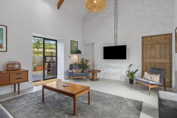 Cartws At Pentrecelyn - Styilish Barn Conversion With Large Kitchen And Outdoor Space - Carmarthen