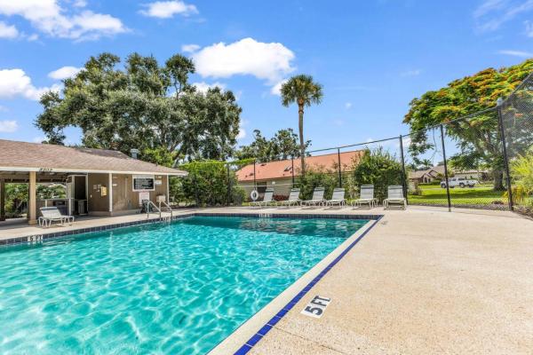 Lakeview Retreat With Pool Games, Chill Vibes - Sarasota