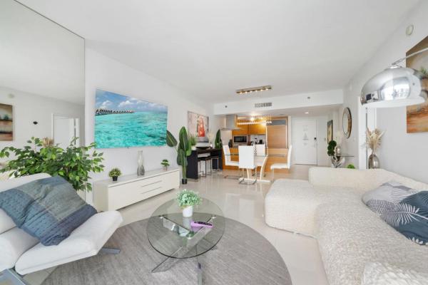 Icon Brickell Condo With Pool, Spa, Gym And City Views - Miami Springs, FL
