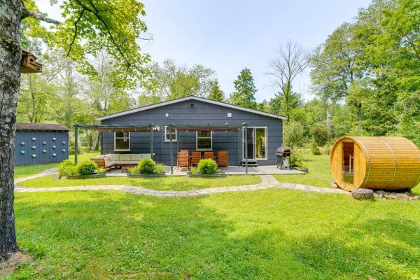 Family Home With Outdoor Oasis In Hudson Valley - New Paltz, NY