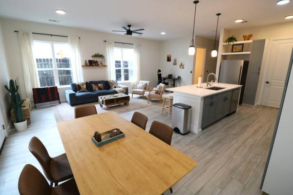 2 Western Homes 6 King Beds - Austin, TX