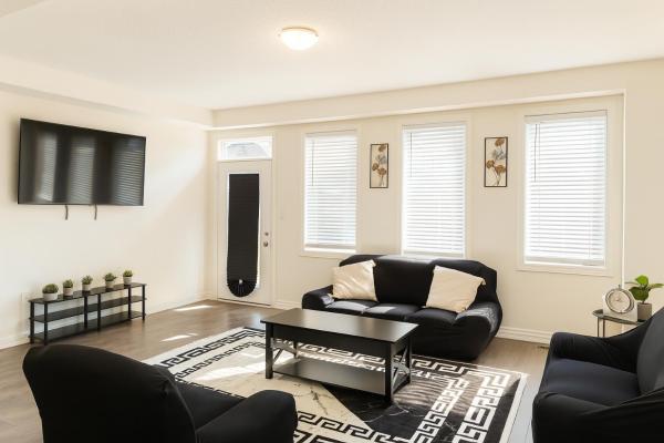 2024 Built Stylish 3br Cambridge Townhouse With Free Parking, Wifi, Full Kitchen, Laundry, Only 8 Mins To African Lion Safari! Perfect For Family Travel, Group Trips Or Work Stays! - Hamilton