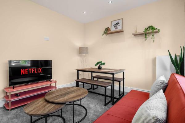 3 Bed Home With Free Private Parking - Contractors And Families - Bolton