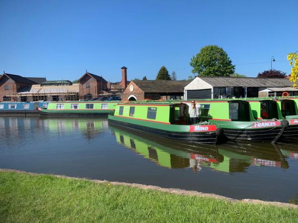 Stone - Boat - Sleeps 2 - Pet Friiendly- 85ws - Stafford