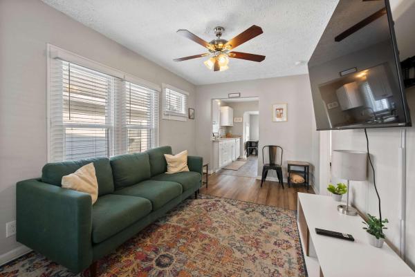 The Cozy Bellows - Retreat For 4 - Grove City, OH