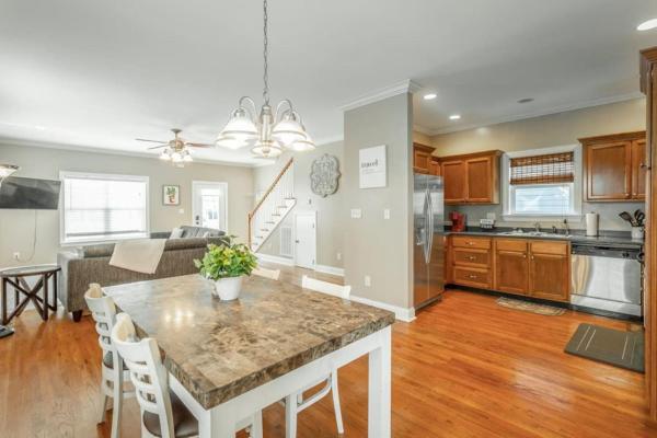 Large 4 Bedroom - 8 Beds - Pet Friendly - Kansas City