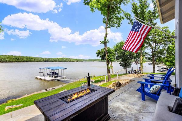 For The View - Great Location With Lakeside Launchpad - Sunrise Beach