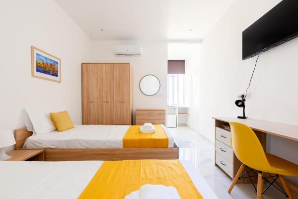 F8-4 Sliema Ensuite Bedroom - La Valetta