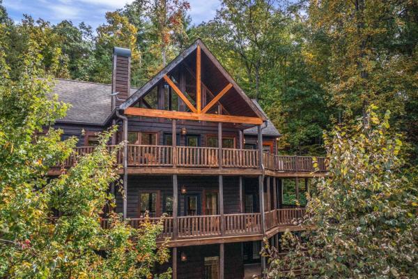 Cabin With Hot Tub Theater & Views - Sleeps 22 - Townsend, TN