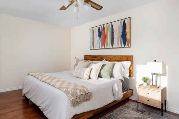Huge 4 Bedroom House Near Square One - Sleeps 8 - Toronto