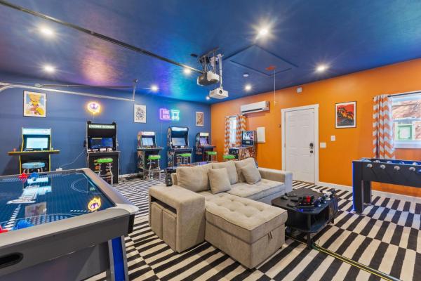 Stay & Play Indy- Indoor Fun - 5 Min To Downtown - Sleeps 10 - Arcade Fun - Indianapolis, IN