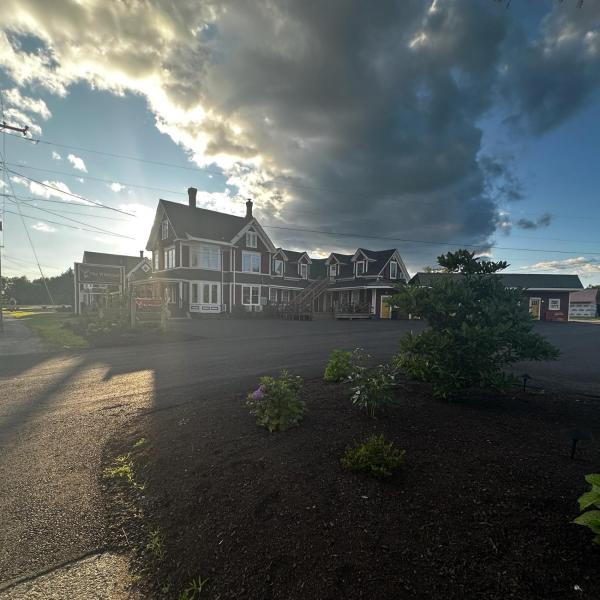 The Whitetail Inn And Suites- Lincoln - Maine