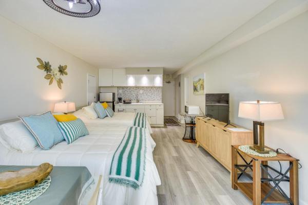 Beachfront Studio Walk To Daytona Fun! - Daytona Beach Shores, FL