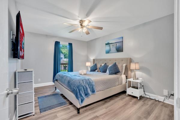 Shades Of Gray 4br Home W Mini Fridges - Clarksville, TN