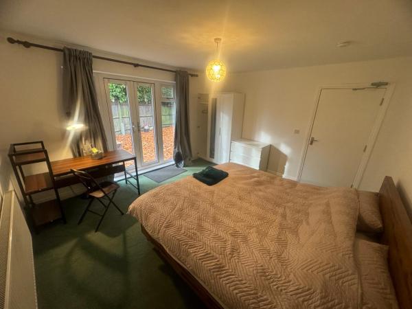 Xl Double Room - King Size Bed Near Gatwick Airport - East Sussex