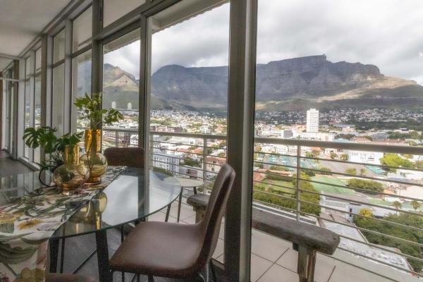 Luxury Top-floor Retreat - Table Mountain Views - Camps Bay