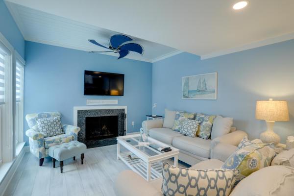 Sip, Sunbathe & Relax Poolside: Madeira Beach Gem! - Madeira Beach, FL