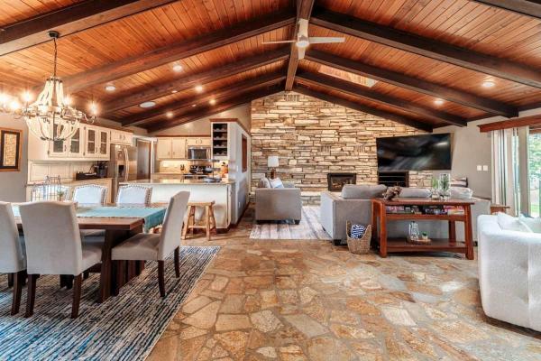 Waterfront Home With Dock Sleeps 8 - Green Bay, WI