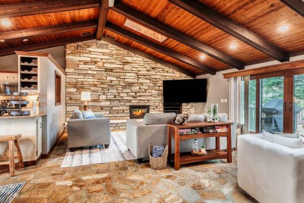 Waterfront Home With Dock Sleeps 8 - Green Bay, WI