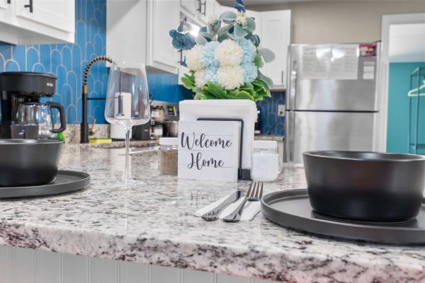 Stylish, 5 Queen Beds, 21mi To Mohegan - Norwich, CT