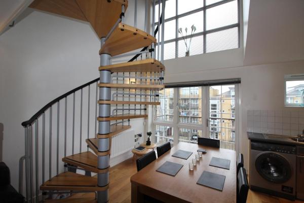 Spacious 3 Bed Apartment In Central Romford Just 5 Mins To Elizabeth Line For Families Friends And Contractors - Romford