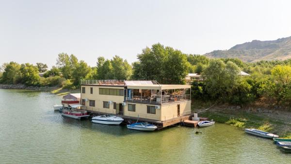 Tiena Hotel Plutitor - Brăila