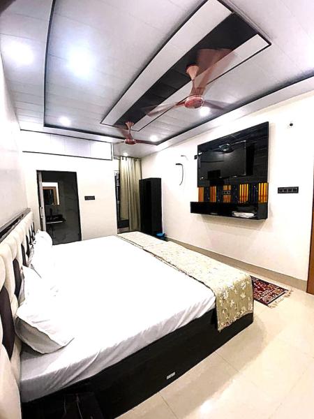 R K Majestic Mirage 5 Minutes From Railway Station And Bus Stand 5 Minutes From Janmbhoomi Free Wifi, Parking, 247 Security - Vrindavan