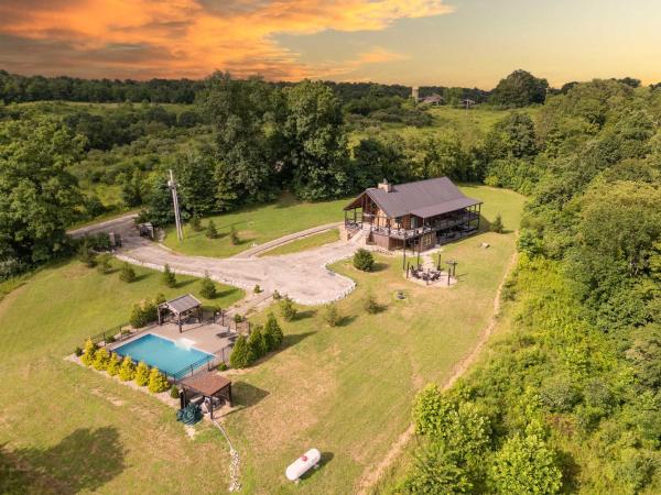 Serenity Ridge 6 Br Sleeps 16 Pool Hot Tub - New Plymouth, OH