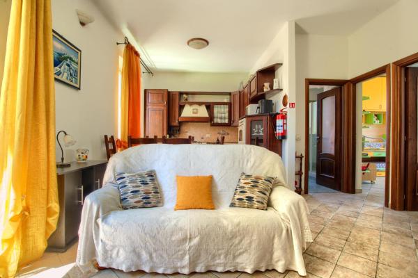 Fronte Ciclabile Con Posto Per Auto E Biciclette - Imperia