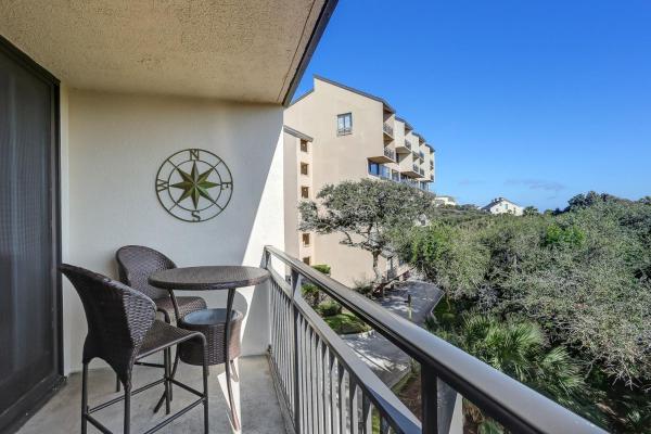 Renovated Condo With Balcony, Lush Views, Outdoor Pool - Jacksonville