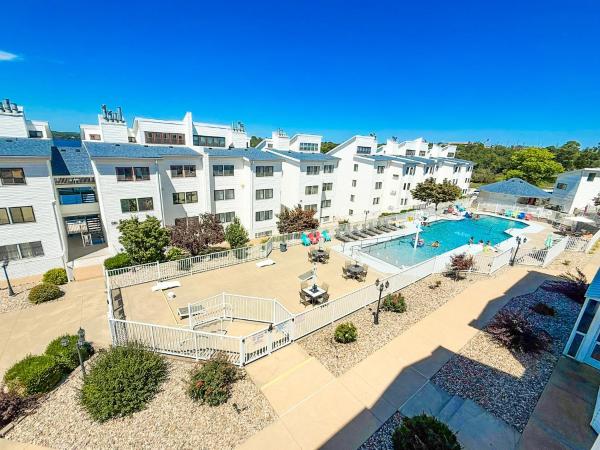 Lakeview Poolside 2bd2bapoolbalcony-sleeps 6pp - United States