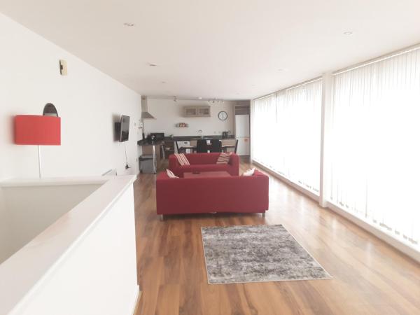 Elegant Three Bedroom Apartment - Darlington