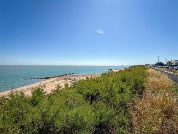 Oceanfront 4br Beach Retreat - Walton-on-the-Naze