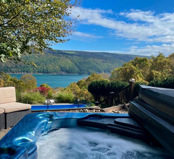 Cozy Fall Retreat With Panoramic Views & Hot Tub - Tully Lake, Tully