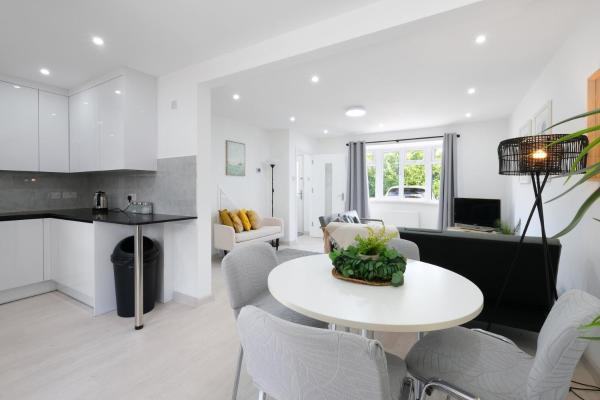 Denham Close 3 Bedroom And 1 Bathroom Home - Hayes