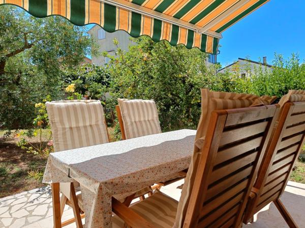 Laura's Apartment Facing The Garden - Poreč
