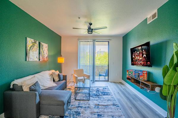 Glitzy 2br Walk To Westgate Pool Gym Wd - Glendale, AZ