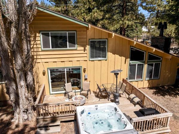 Comfy Mountain Cabin Near The Lake With Pool Table, Deck And Jacuzzi In California - Lake Arrowhead, CA