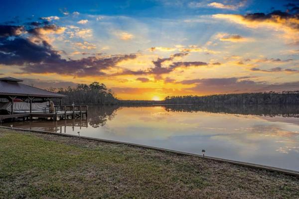Ultimate Lakefront Cabin With Outdoor Pool In Georgia - Milledgeville, GA