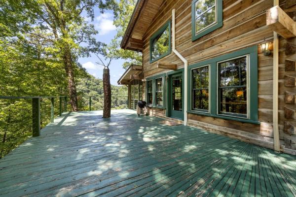 Beautiful Rustic Cabin Surrounded By Nature With Incredible Views And A Wrap-around Deck For An Amazing Glamping Experience In Marshall, Nc - Hot Springs, NC