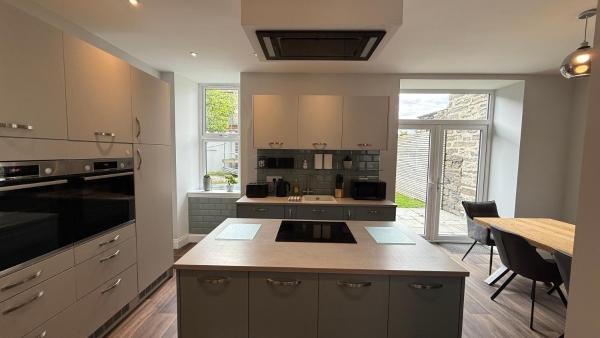 The Bakehouse - By Caithness Luxury Apartments Nc500 - 5 Bedroom Luxury Holiday Home - Sleeps Work Teams Upto 5 & Holiday Makers Upto 10 - Loch Watten