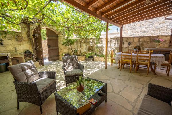 The Courtyard Traditional House - Лофу