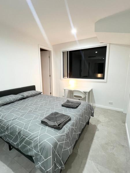Queen Room In Modern House With Attached Bathroom - R5 - Parramatta