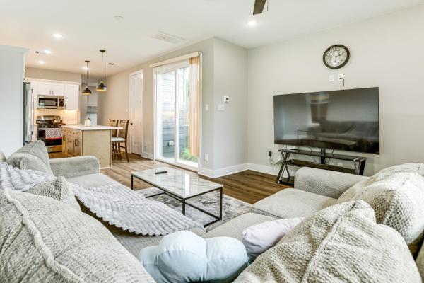 Modern Home With Private Yard In Northeast H-town! - Houston, TX