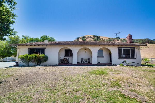 Fenced Yard & Outdoor Bar: Hillside Paicines Home! - Pinnacles National Park